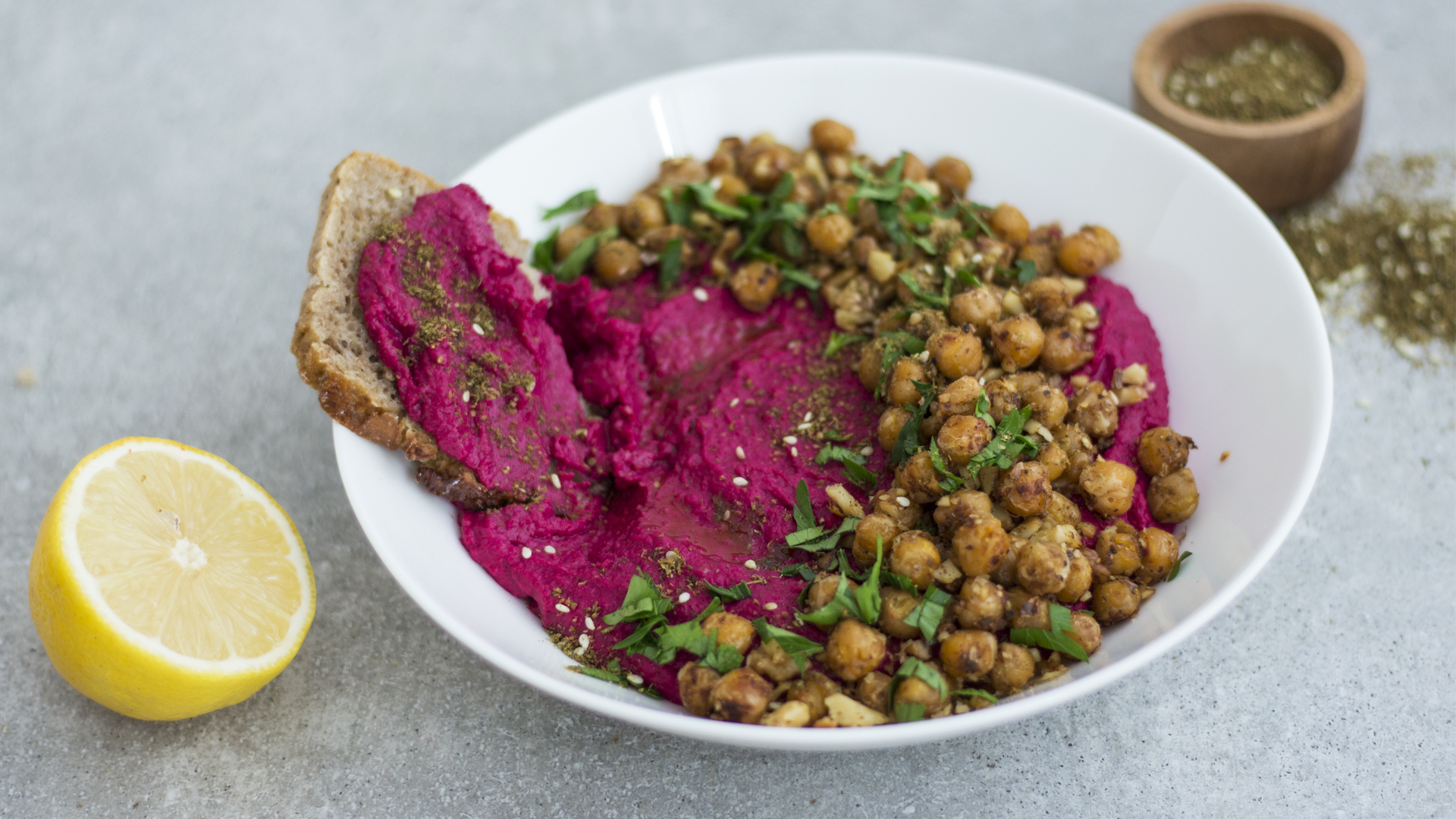Hummus z buraków z chrupiącą cieciorką - Warzywne Inspiracje